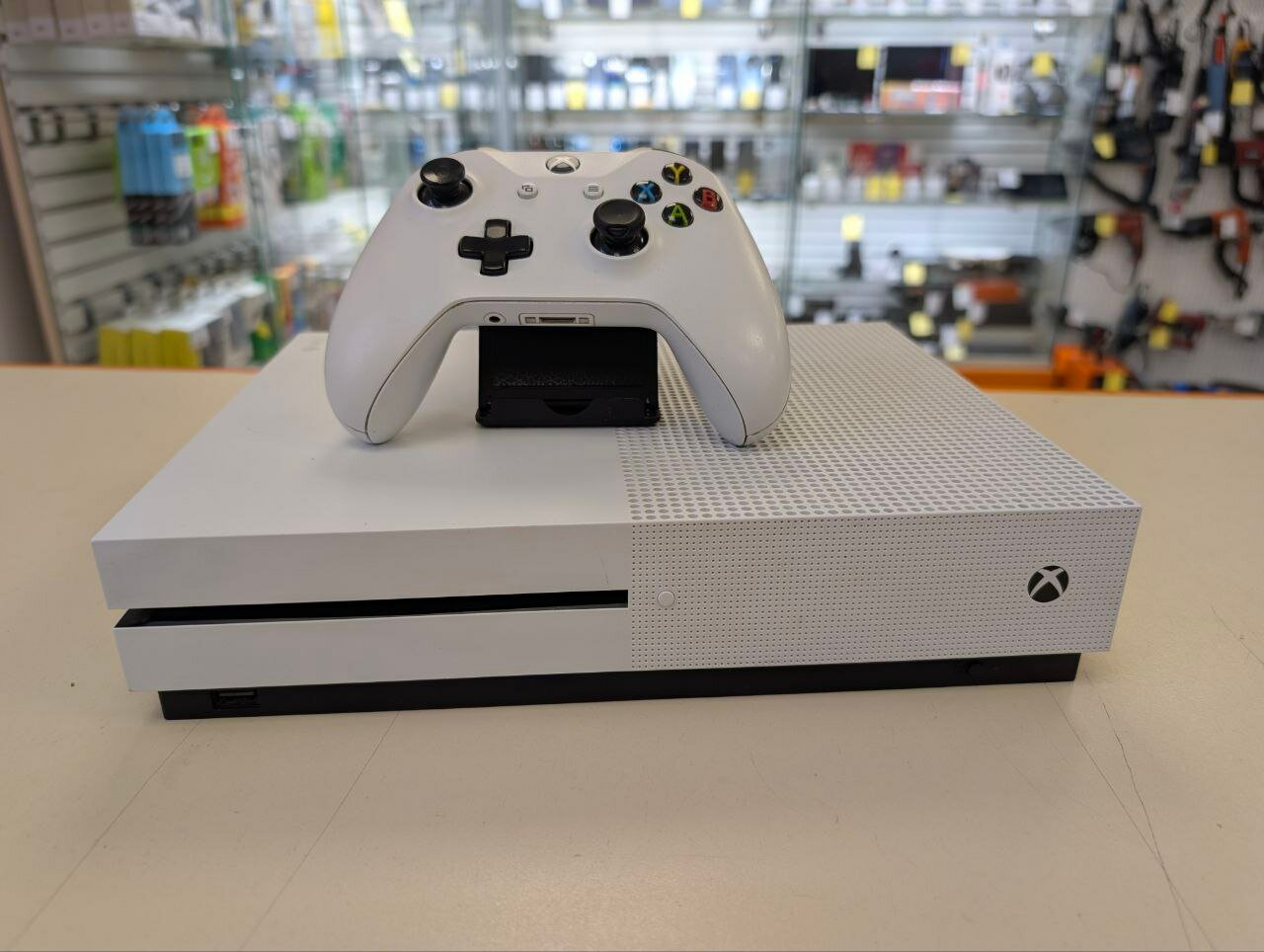 Игровая приставка Microsoft Xbox One S, Blu-ray, 500GB, белый + геймпад