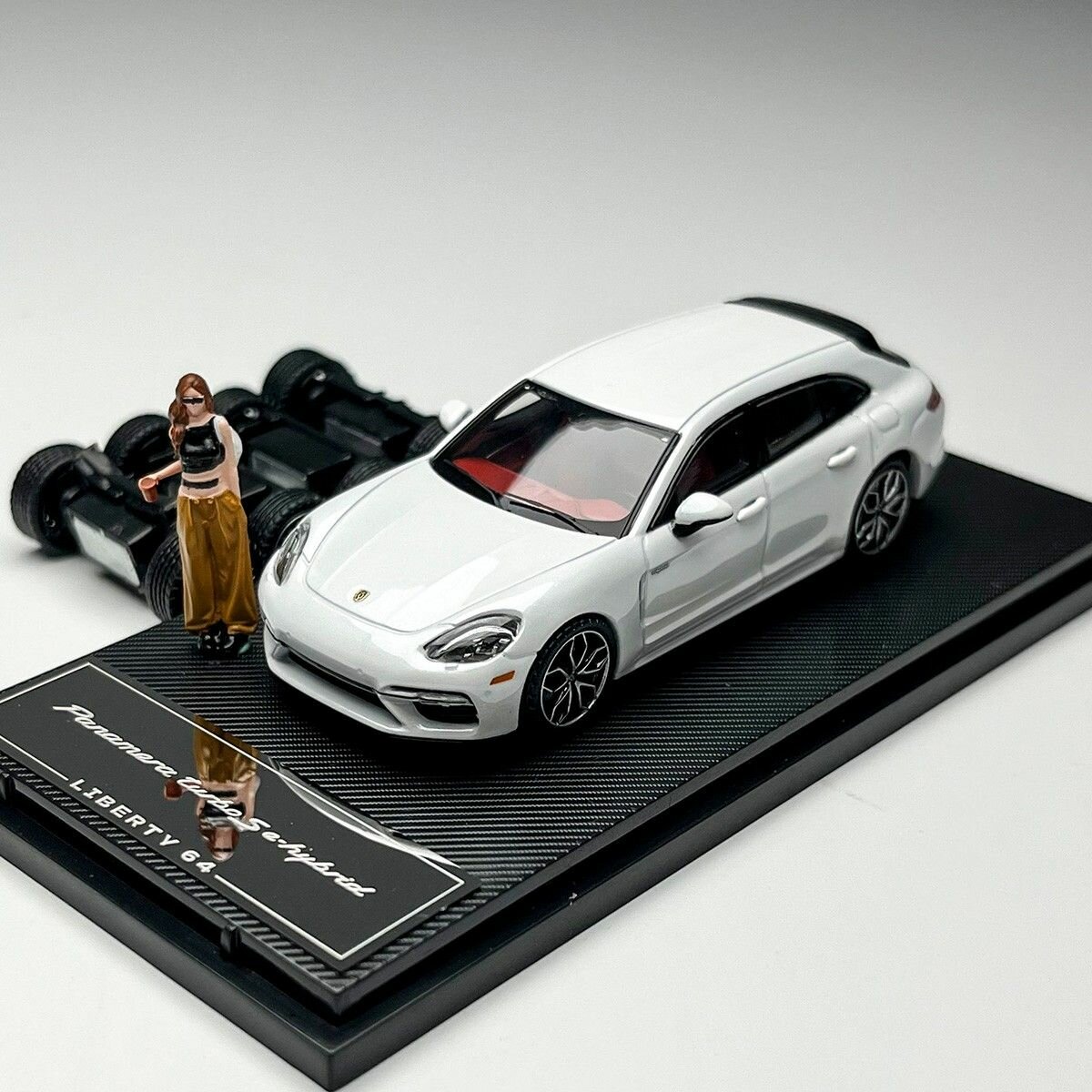 Машинка коллекционная Liberty 64 Porsche Panamera Sport turbo S white 64LBT0035