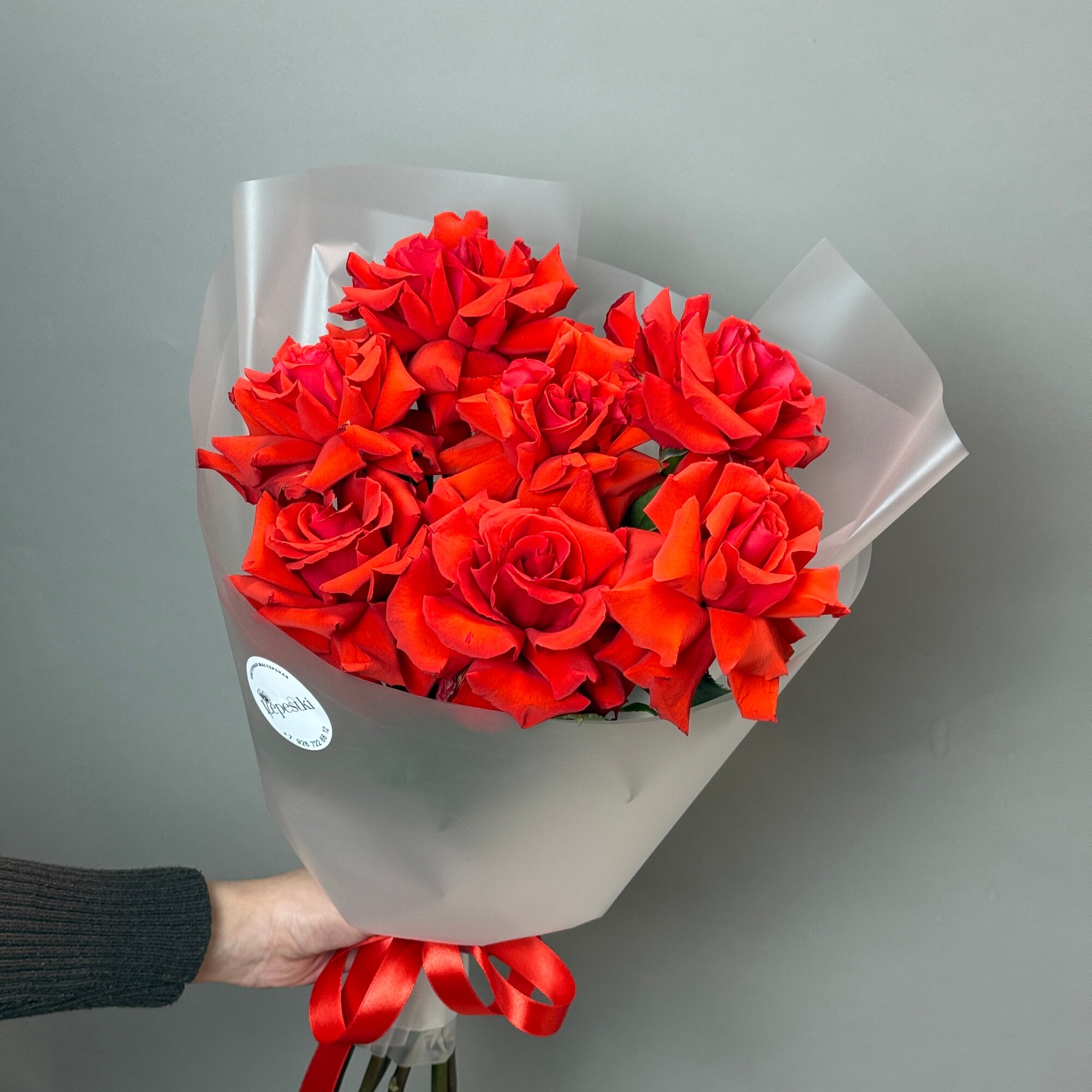 Монобукет "Красные французские розы", розы, 7 шт, лаконичная упаковка