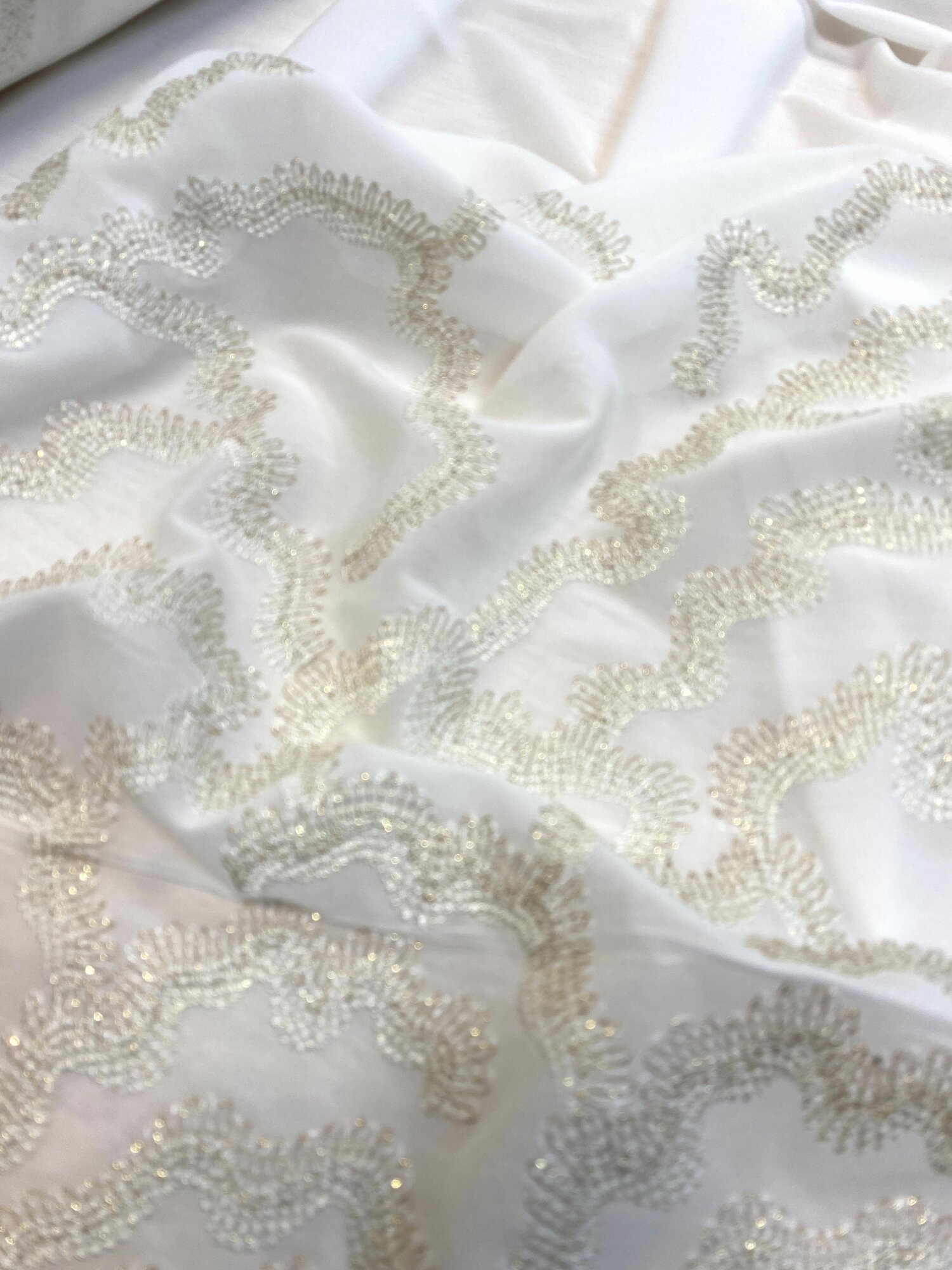 Ткань натуральный шелк 100%с вышивкой (Италия) ш-120см цена за 1м