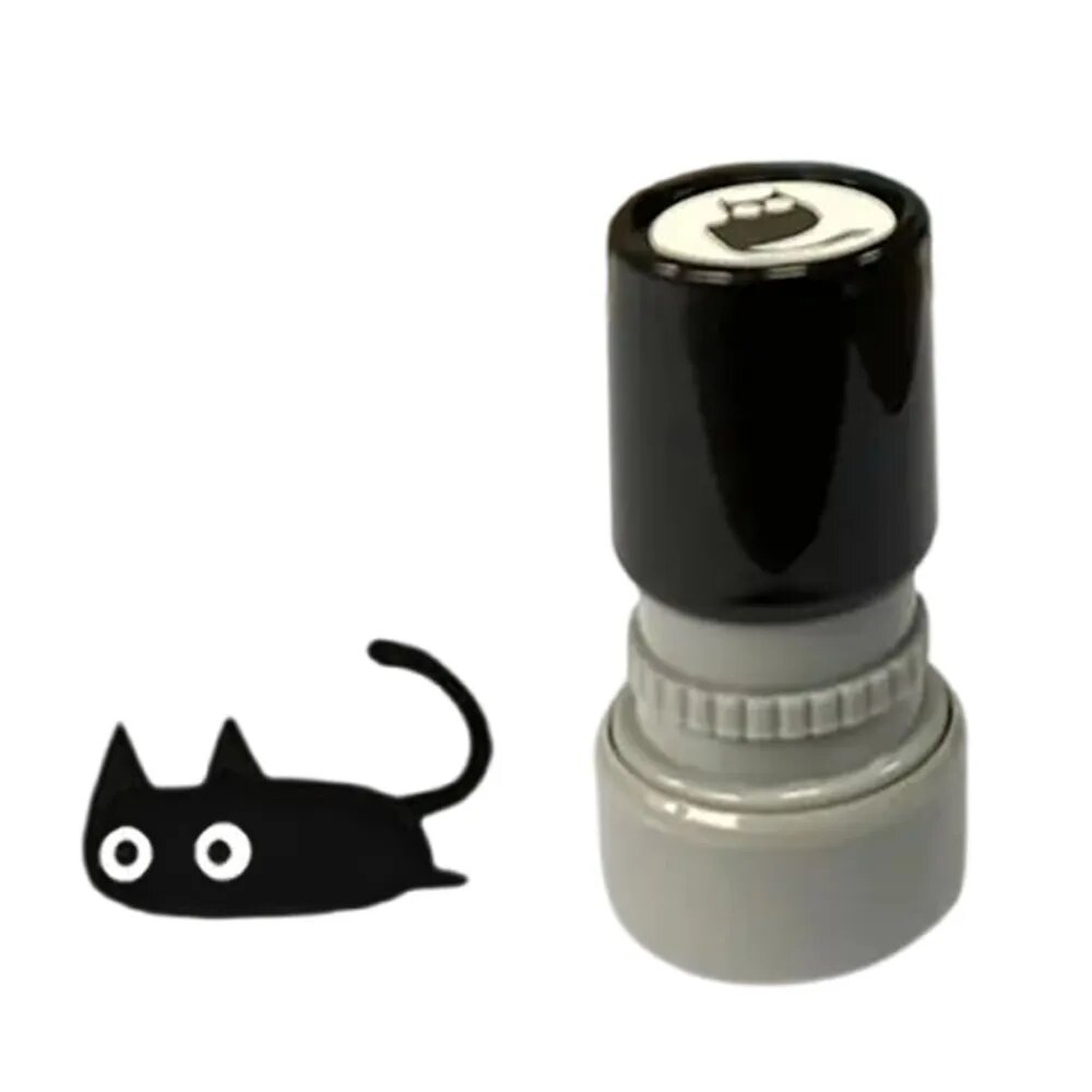 Симпатичный черный кот с загнутым хвостом