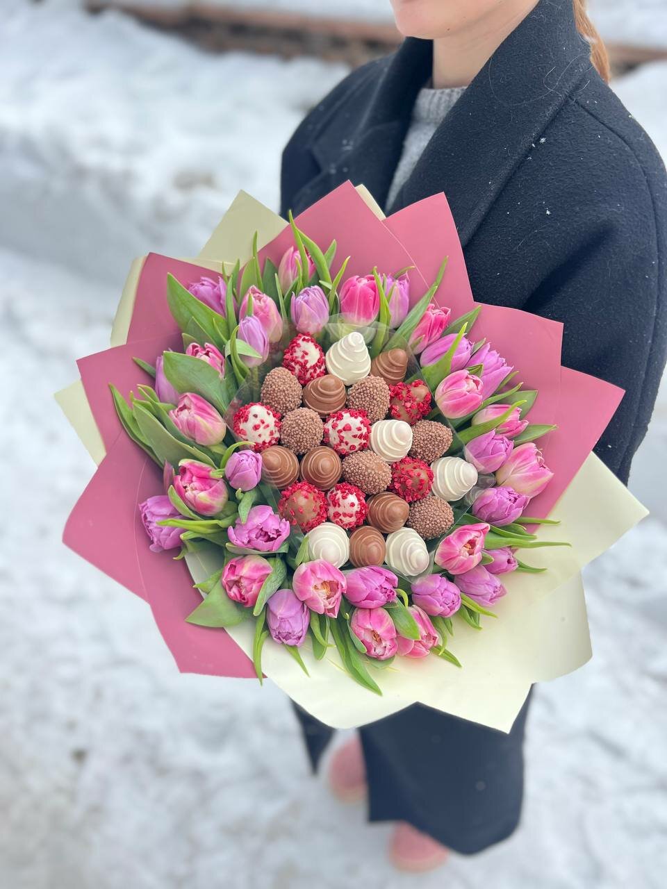 Букет с тюльпанами Romance 3, с клубникой, 400 гр, темный воздушный рис, розовый