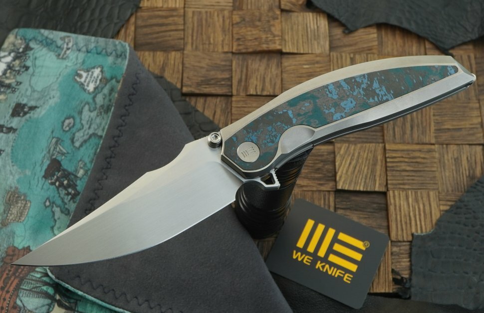 Складной нож We Knife Quinseris, сталь M390, ручной сатин, рукоять титан/фэт карбон