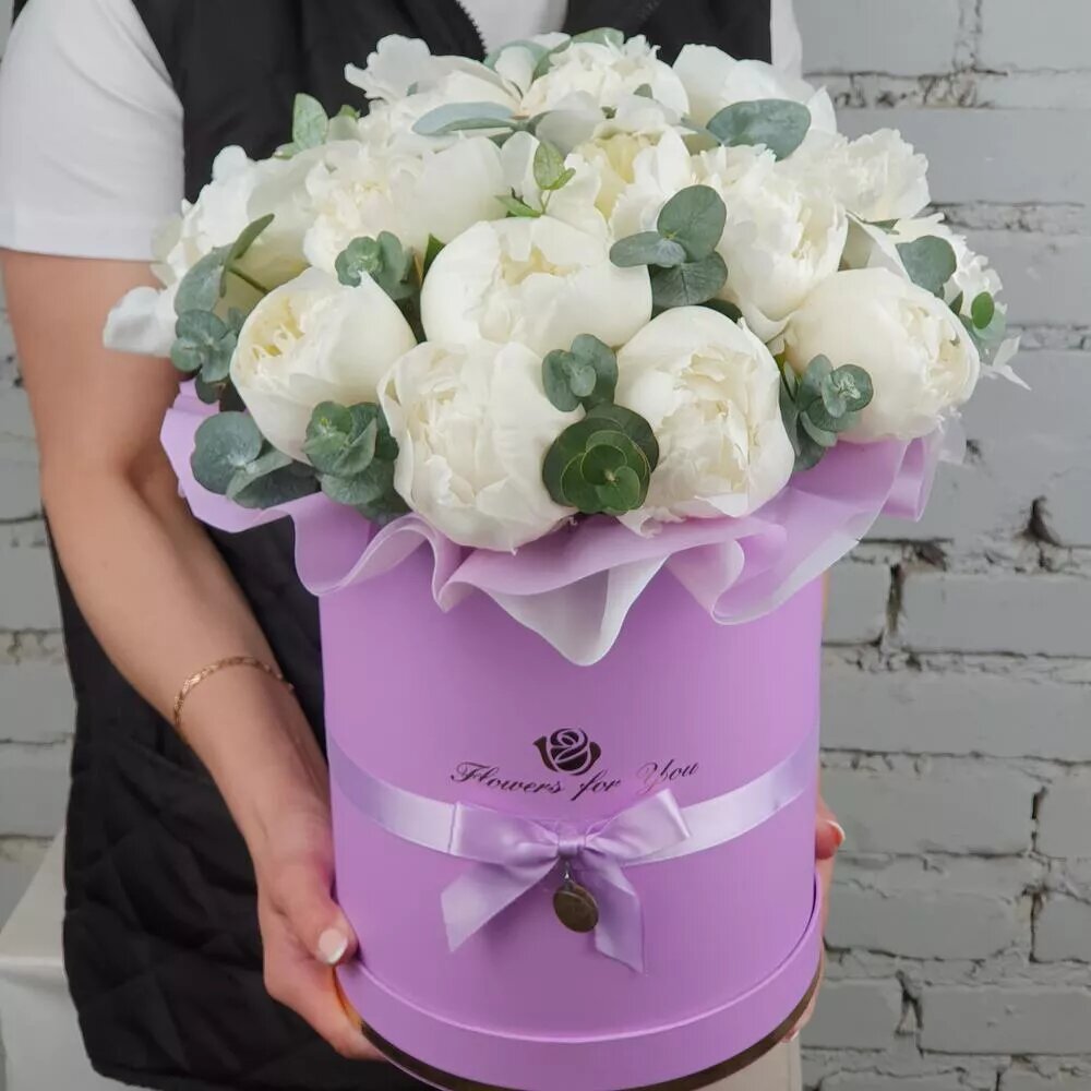 Композиция 25 белых пионов в шляпной коробке