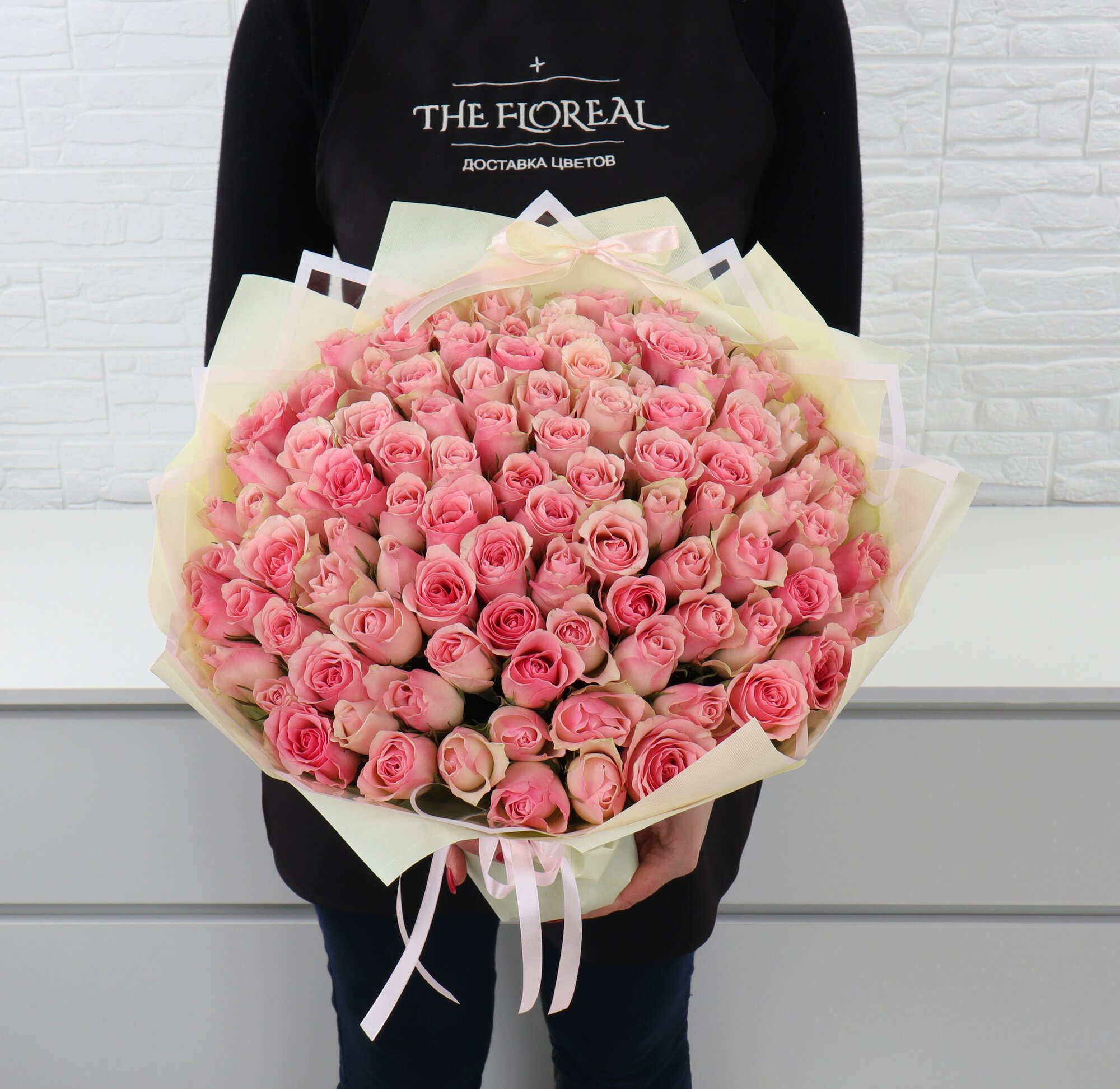 Монобукет "THE FLOREAL", розы, 101 цветок, кремовые, в упаковке с бантом