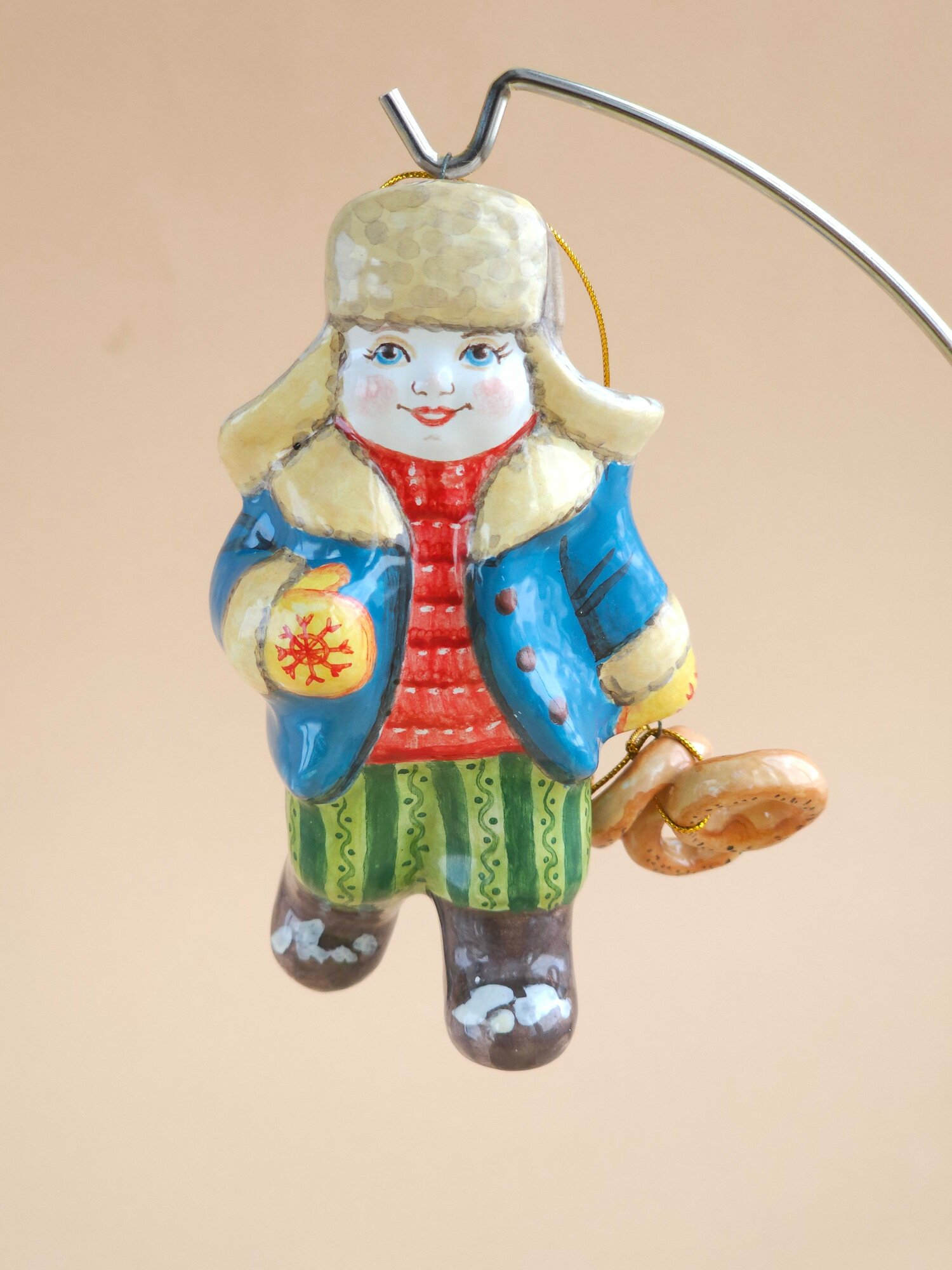 Ёлочная игрушка "Миша с баранками". Ярославская майолика. Керамика ручной работы. Сделано в России.