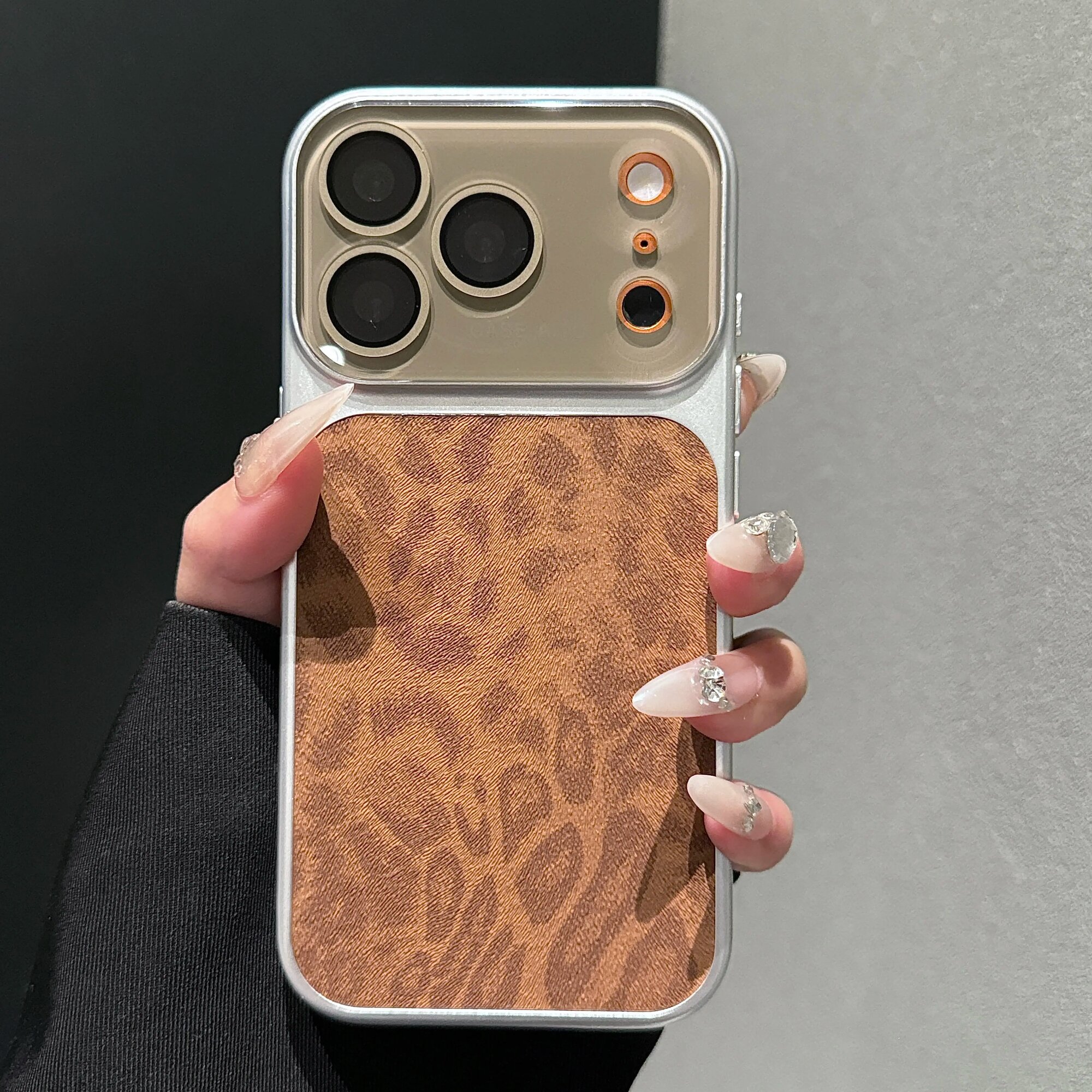 Кожаный чехол леопард для iPhone 17 Pro Brown