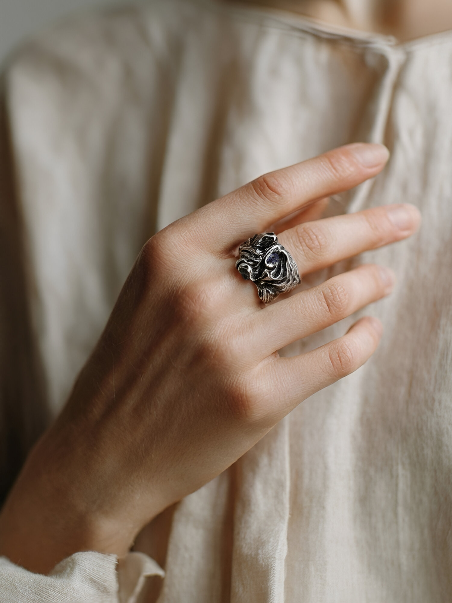 Кольцо широкое, серебро, 925 проба, оксидирование, корунд