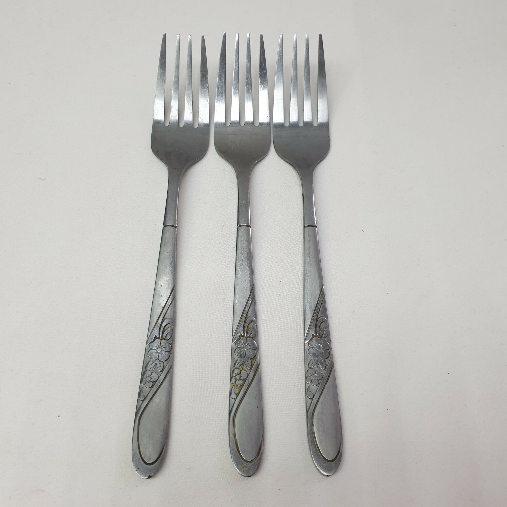 Набор винтажных столовых вилок 3 шт, нержавейка, следы времени. СССР.