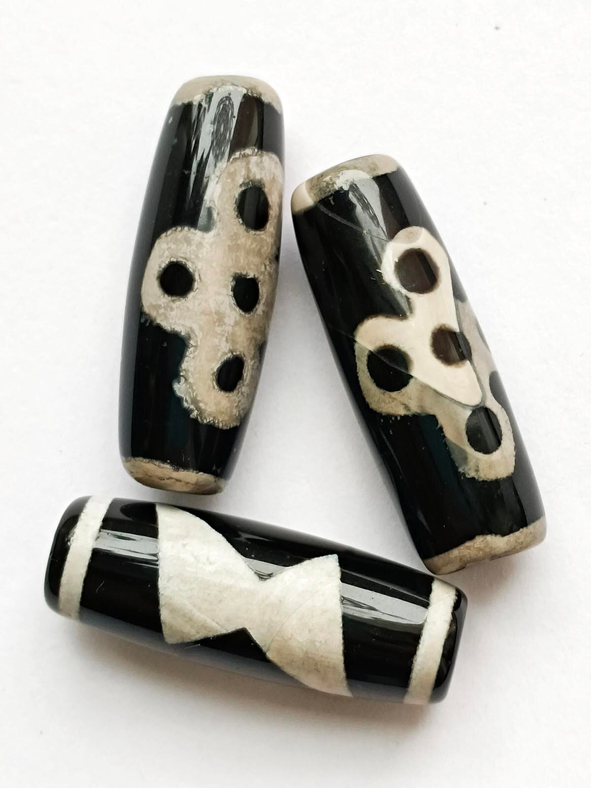 Бусина Дзи натуральный камень Агат черный с белым Гаруда 0010504 цилиндр 30x12 мм, цена за 1 шт.