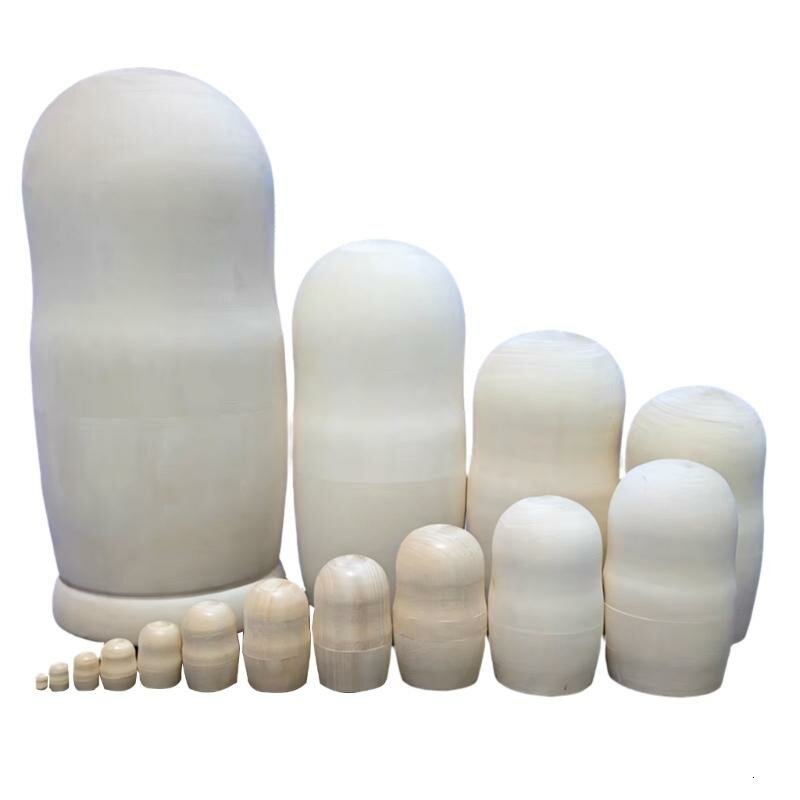 Нераскрашенные деревянные матрёшки в форме «большого живота»