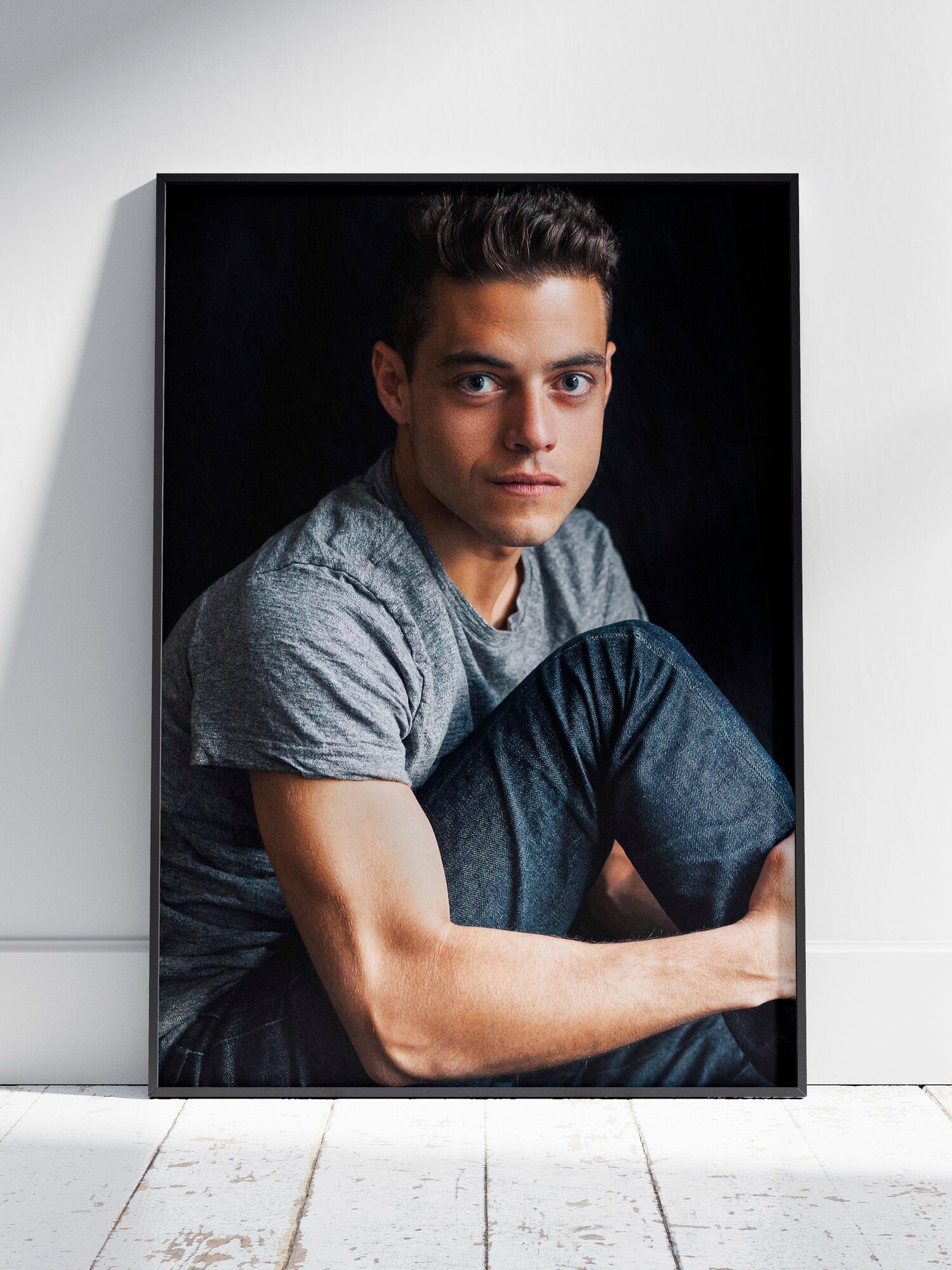 Плакат на стену для интерьера Рами Малек (Rami Malek 8) - Постер по актеру фильма, кино, сериала формата A4 (21x30 см)