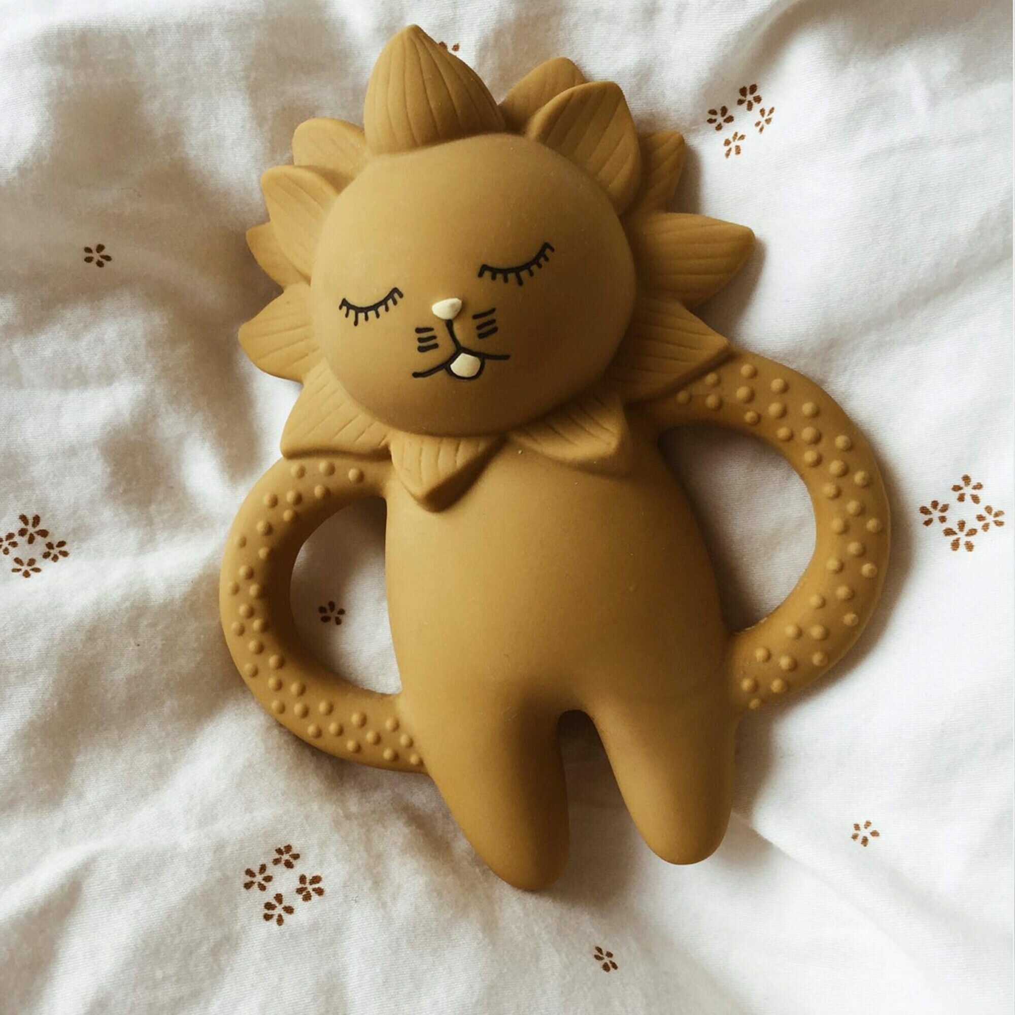 Прорезыватель для зубов Konges Slojd - Lion Mustard "Лев" из каучука, 13 х10 см, цвет горчичный, - Конгес Слёйд KS1223-MUSTARD