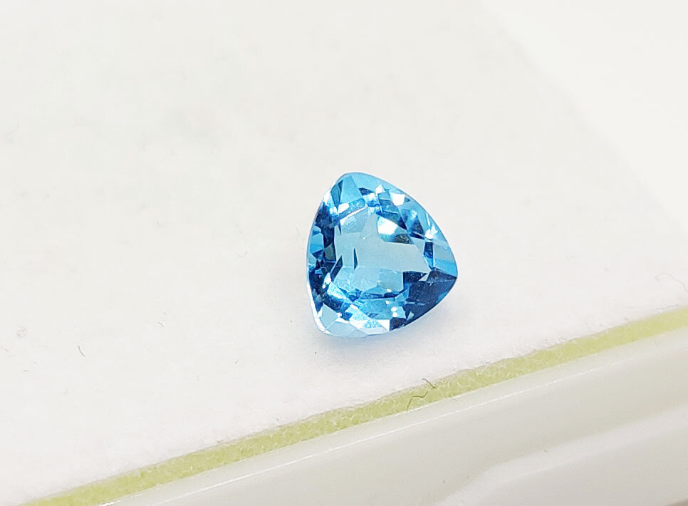 Топаз натуральный природный Swiss blue триллион 7,0 мм 1,50 кт Бразилия