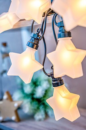 Светодиодная гирлянда весёлые звёздочки, 20 тёплых белых LED-огней, 10 м, контроллер, коннектор, чёрный провод.