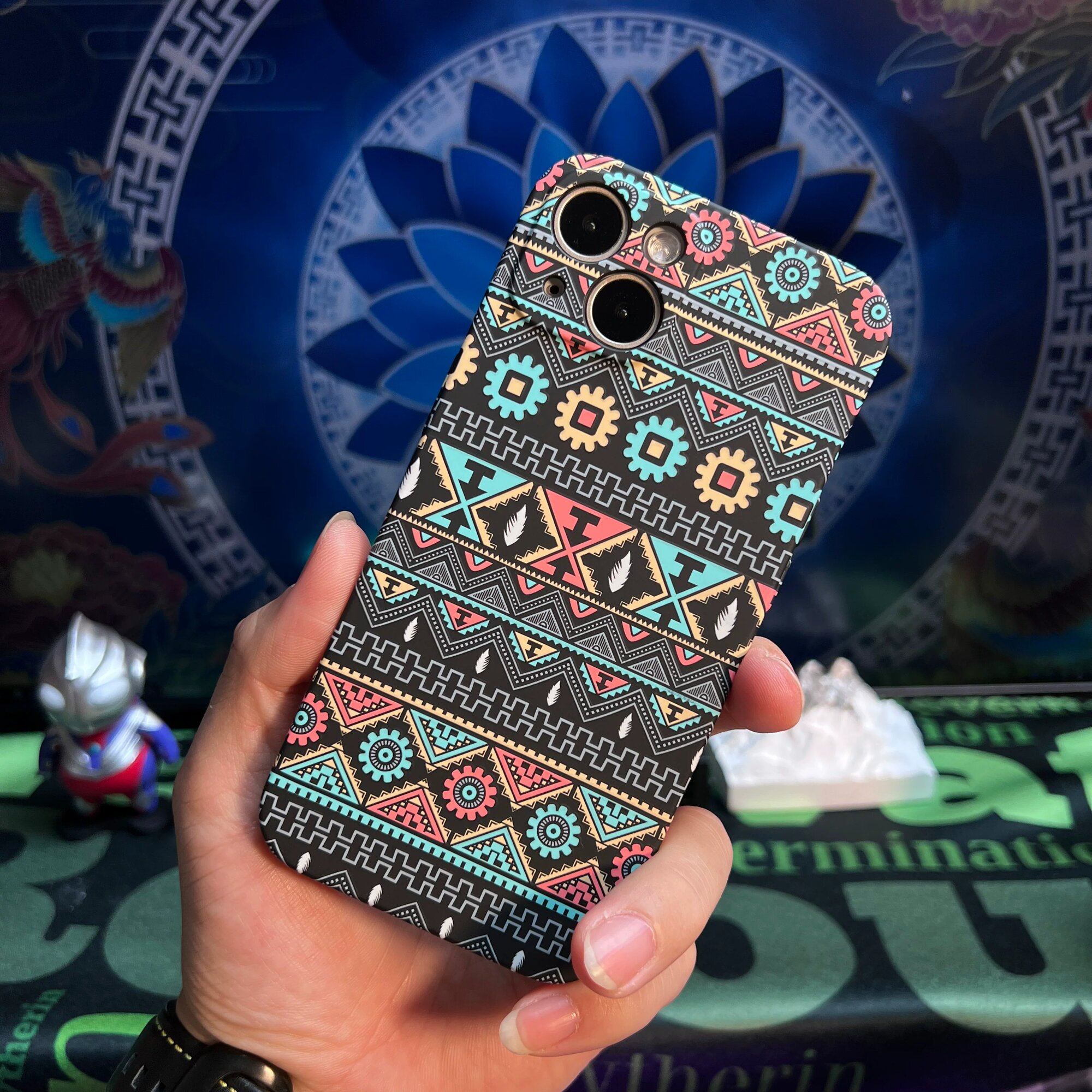 Чехол с жидкой гелевой защитой для iPhone 17 Pro, черный с этническим рисунком, модель A12447