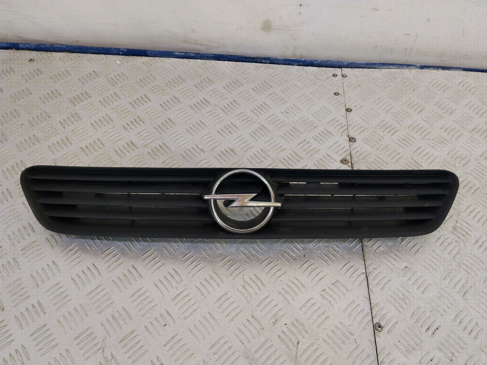 Решетка радиатора Opel Astra G 1999 90588120