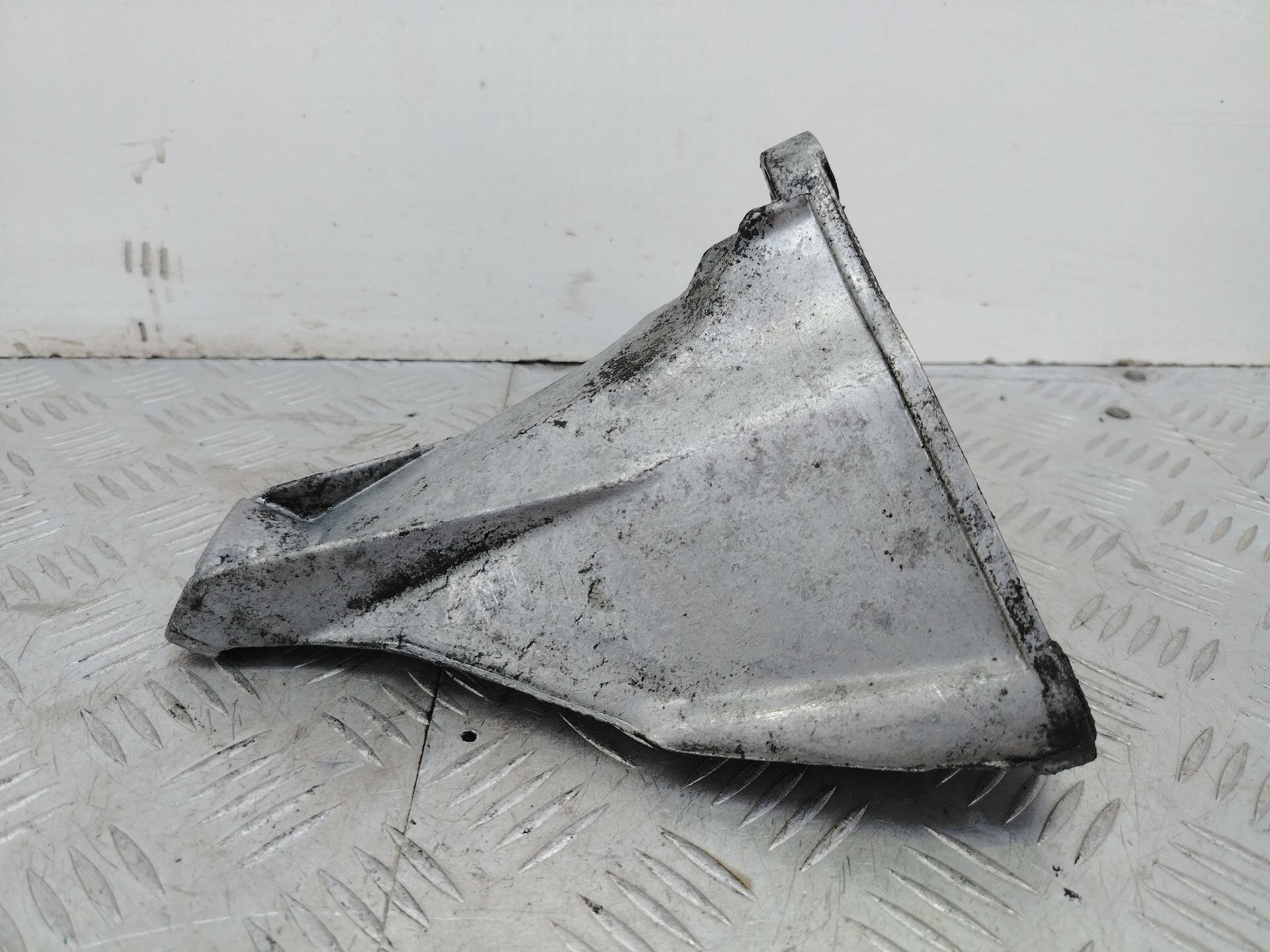 Кронштейн двигателя правый Volkswagen Passat B5 1999 8D0199308AB