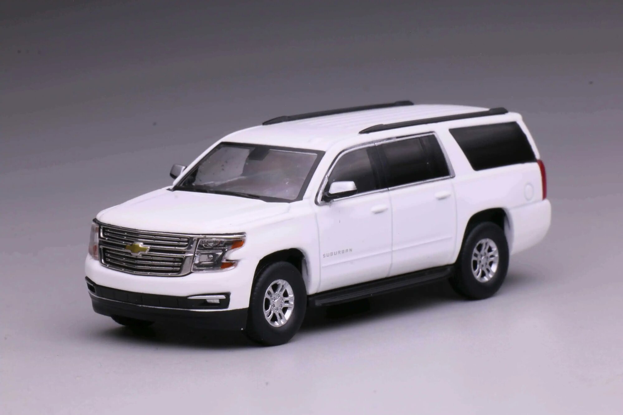 Chevrolet Suburban White 1:64 Bburago