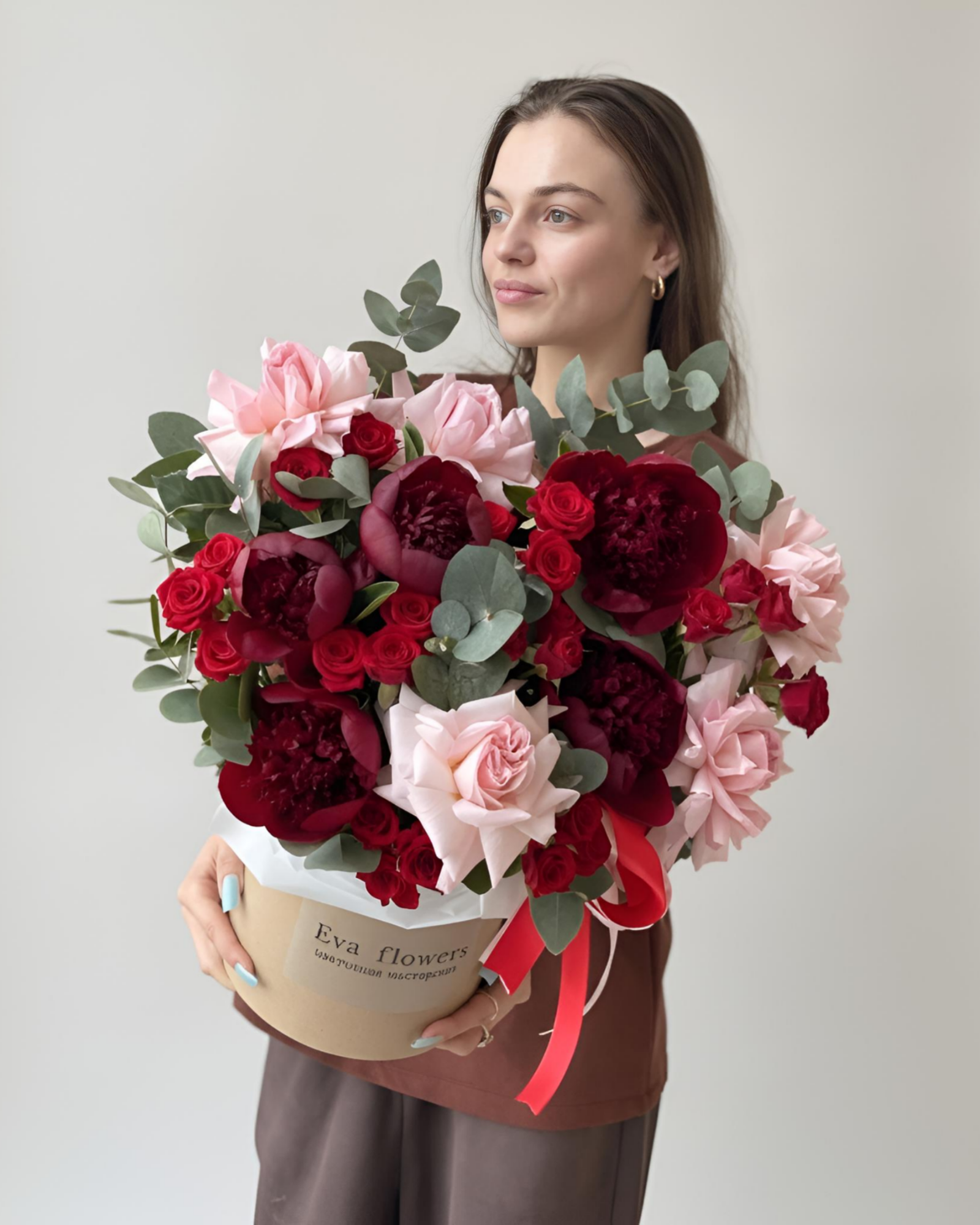 Праздничная коробочка с бордовыми пионами