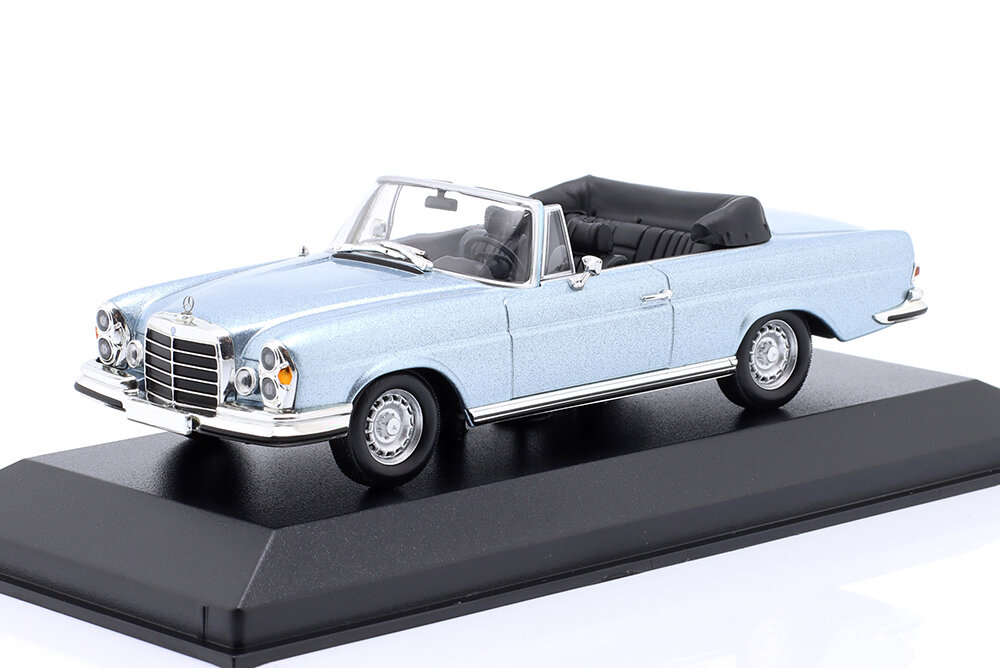 Модель коллекционная MAXICHAMPS Mercedes 280 se 3.5 convertible 1970 light blue metallic