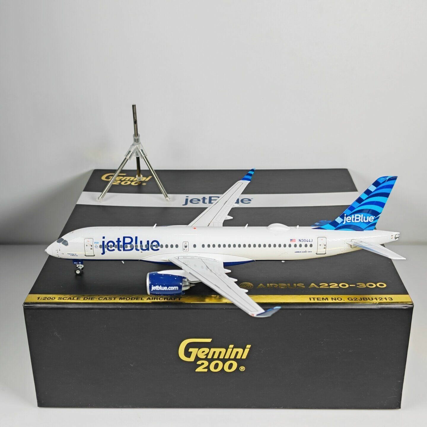 Gemini G2JBU23 1/200 Qatar Airways A220-300 N3044J Металлическая модель