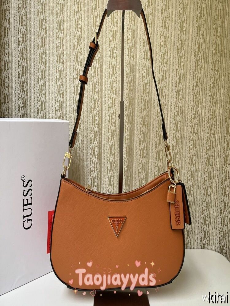 Сумка-багет GUESS розовая с кожаной текстурой и треугольным логотипом, универсальная для повседневного стиля — фото 1