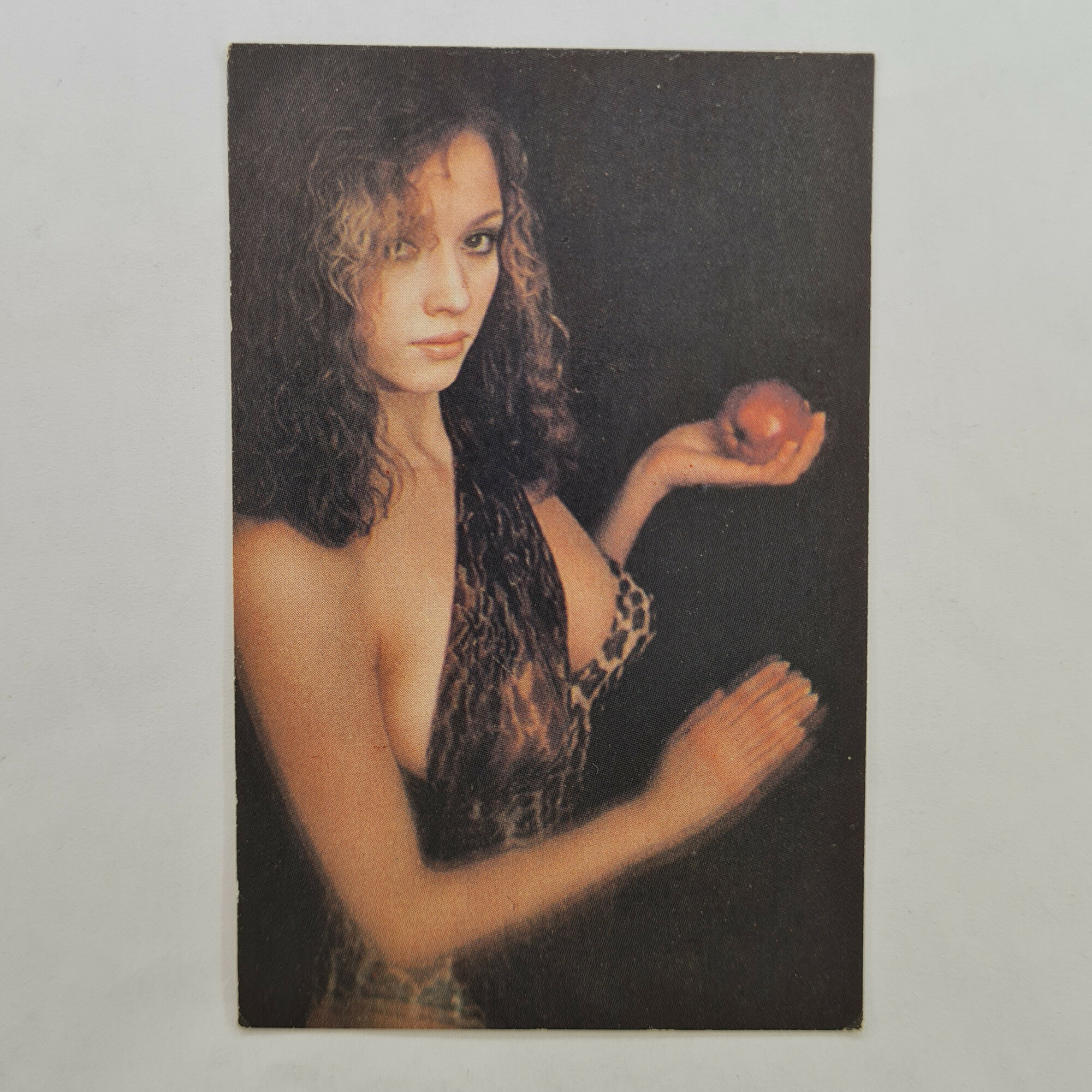 Карманный календарик СССР 1991. Девушка с яблоком, фото, женский образ. Советский календарь