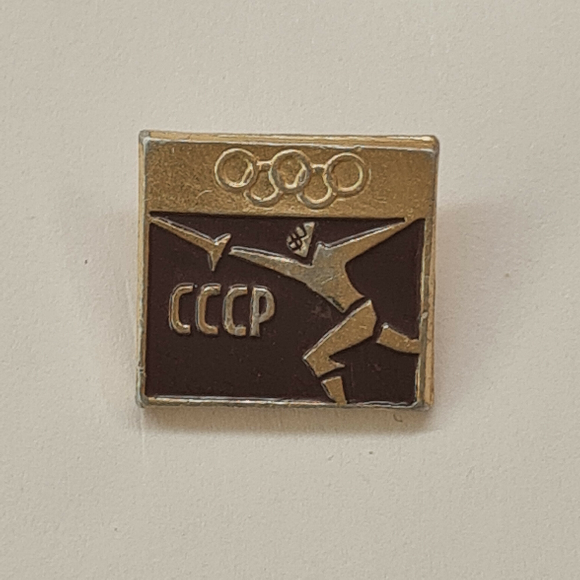 Значок СССР. Олимпиада, бегун и кольца, спорт. Винтажный значек.
