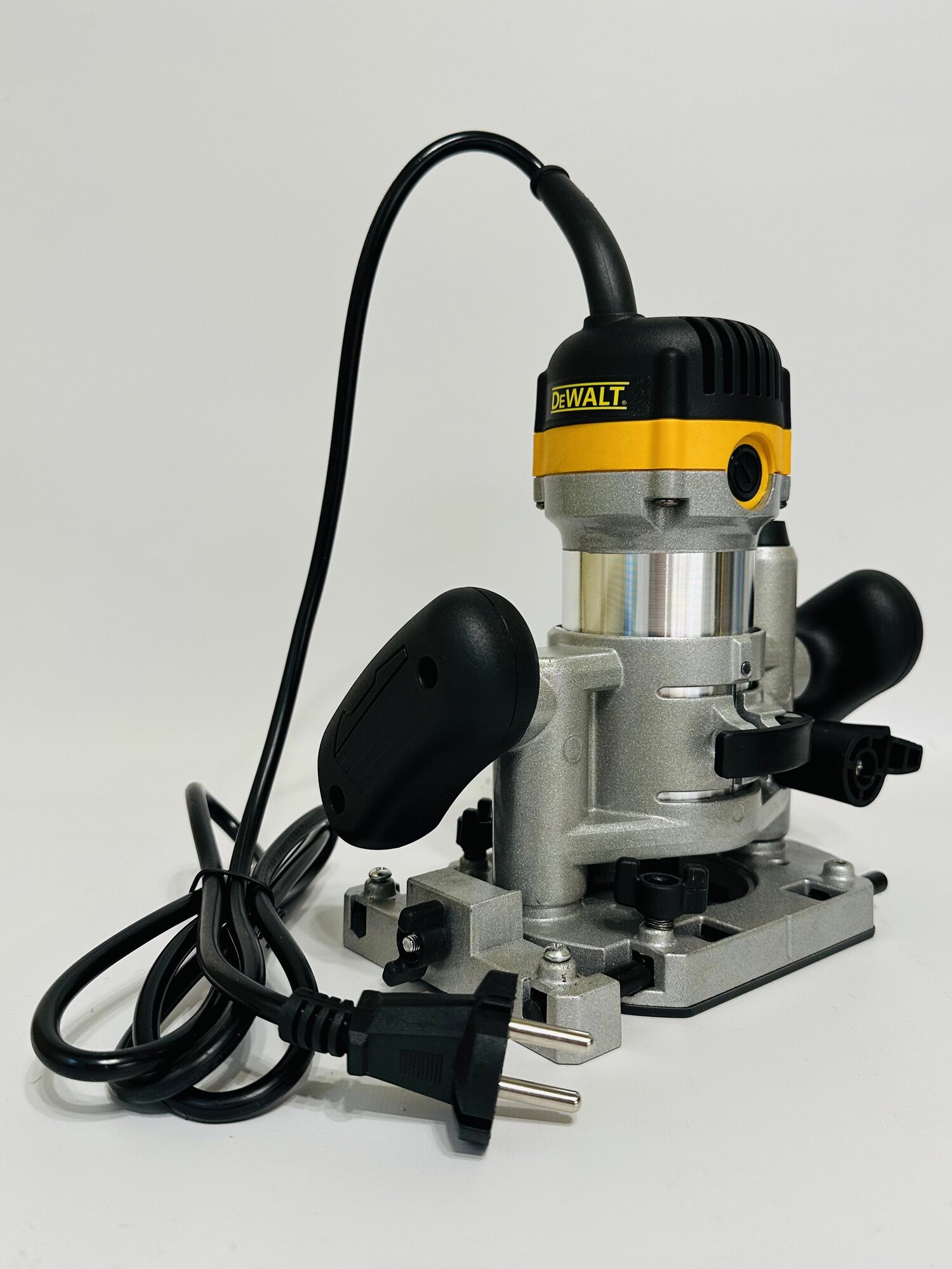 Фрезер DeWalt сетевой 650W — фото 1
