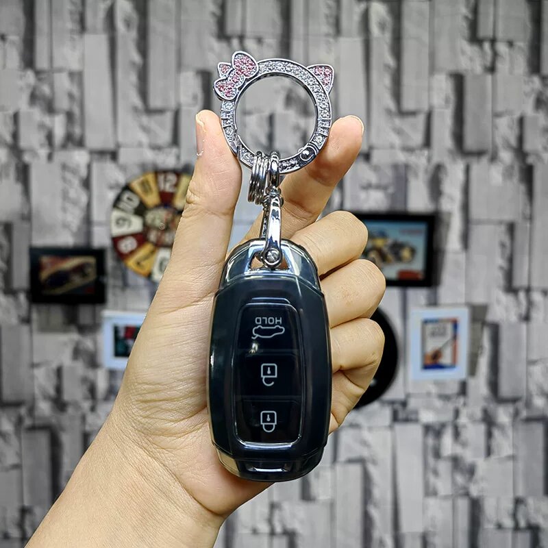 Современный чехол для ключа Hyundai iX35 с черной прозрачной оболочкой и браслетом с кошачьим шармом