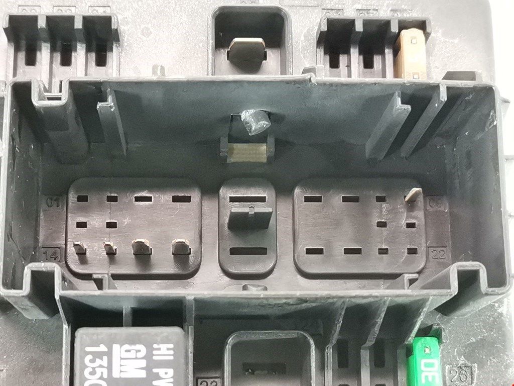 Блок предохранителей / 1758901 13302300 13302300 для Opel Astra J (с пробегом)