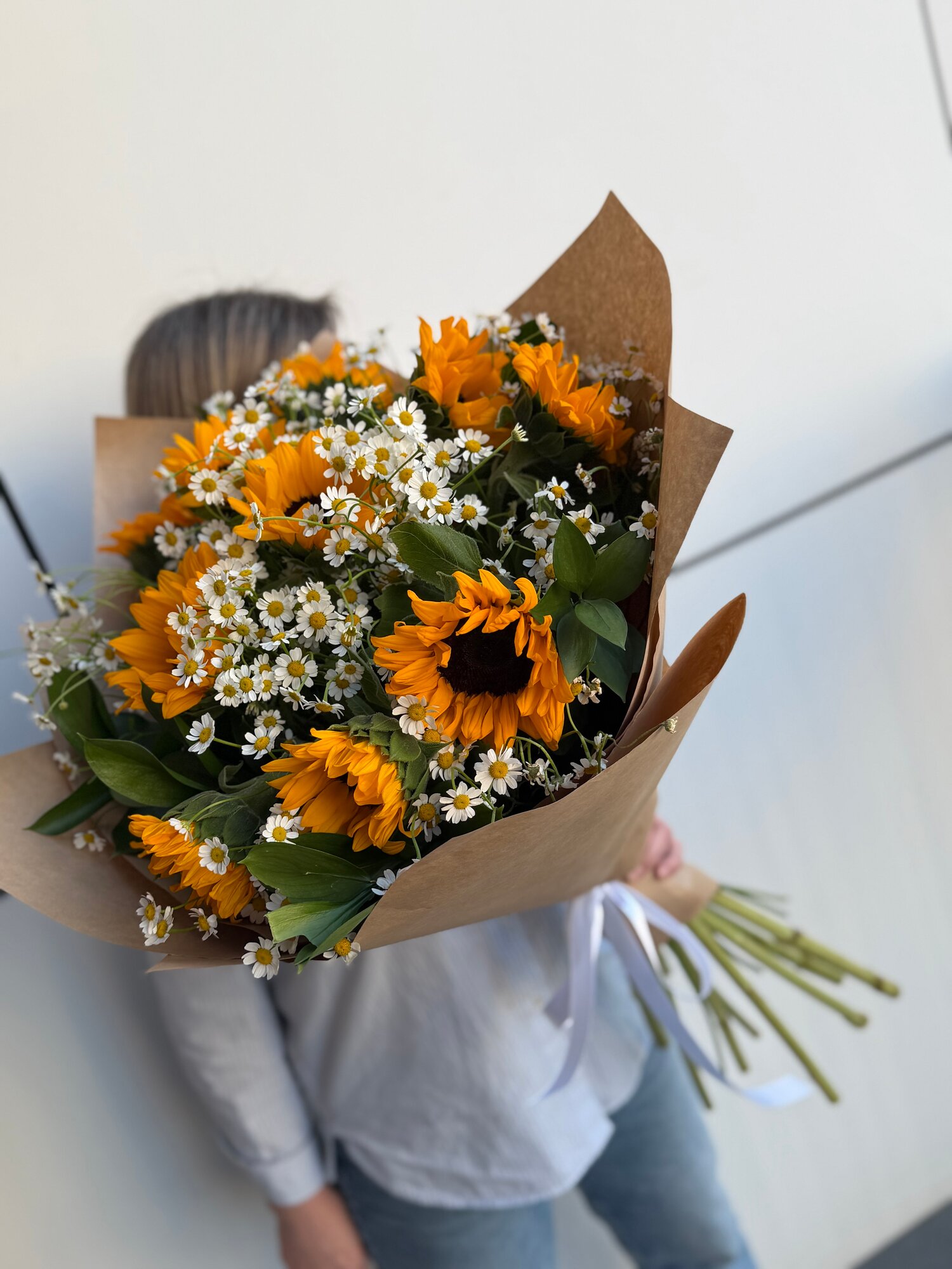 Тяпка отдыхает Букет "Шум Цветов", с подсолнухами, танацетумом и зеленью, стойкий