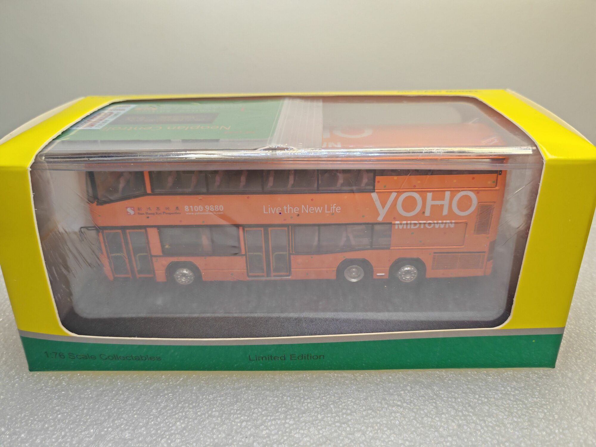Модель автобуса NEOPLAN с двумя этажами в масштабе 1:76, обслуживающего несколько маршрутов Гонконга, изготовленная из литого под давлением металла.
