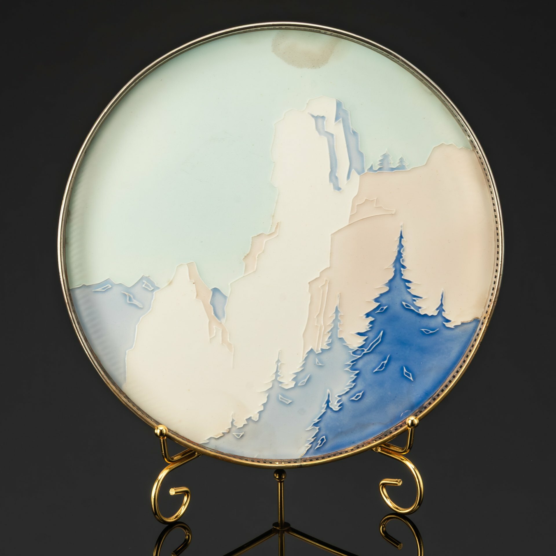 Поднос круглой формы с прорезным бортом, украшенный изображением леса и гор