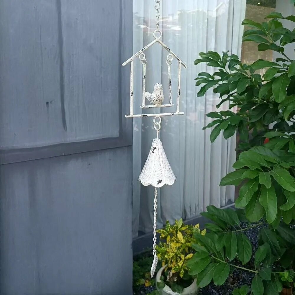 Чугунные ветряные колокольчики в стиле ретро с птицами украшают садовый дворик