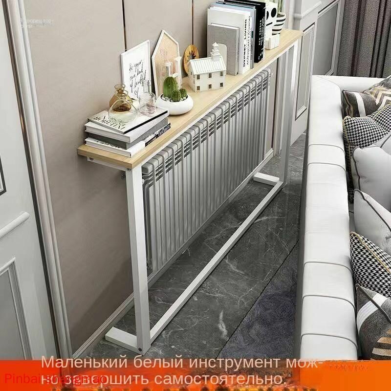 Консольный столик из компактного дерева, расположенный за диваном, имеет ширину 120 см, глубину 20 см и высоту 80 см.