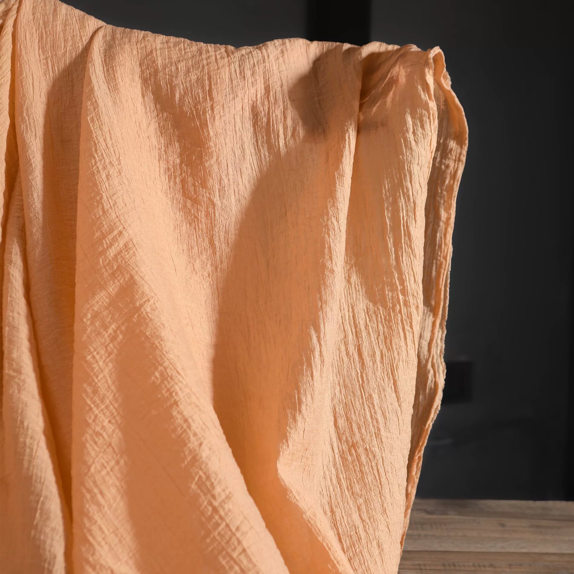 Темно-коричневая ткань из вискозы и хлопка с рельефной текстурой и мягким драпированием, плиссированная основа для