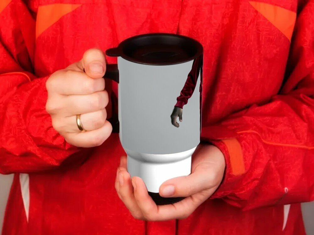 Тремокружка для авто с принтом "Обезьяна в бордовом костюме. Стильный антропоморфный примат в бархатном винном комплекте и обуви на каблуке, с мини-сумкой. Минималистичный." 0.5 л.