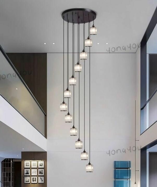 Лестница светлая длинная люстра