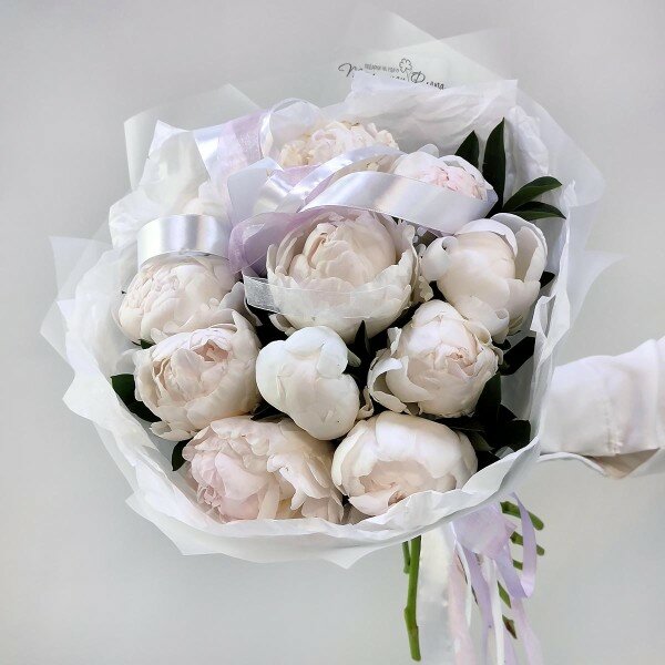 Букет "Пионовый Шарм", пионы, 11 шт, высота 40 см, крафт-бумага — фото 1