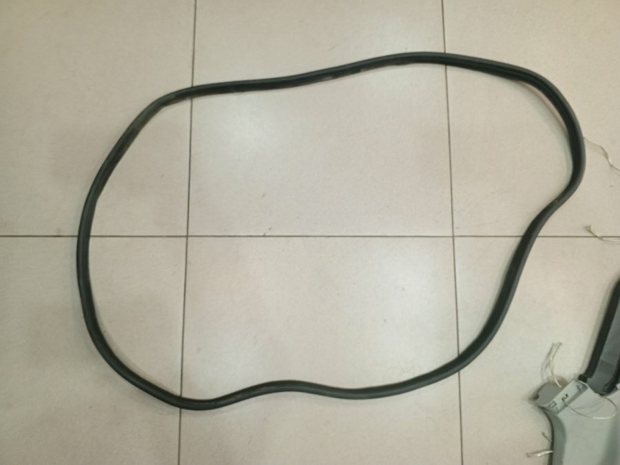 Уплотнитель крышки багажника от Toyota Corolla E180 2012-2019