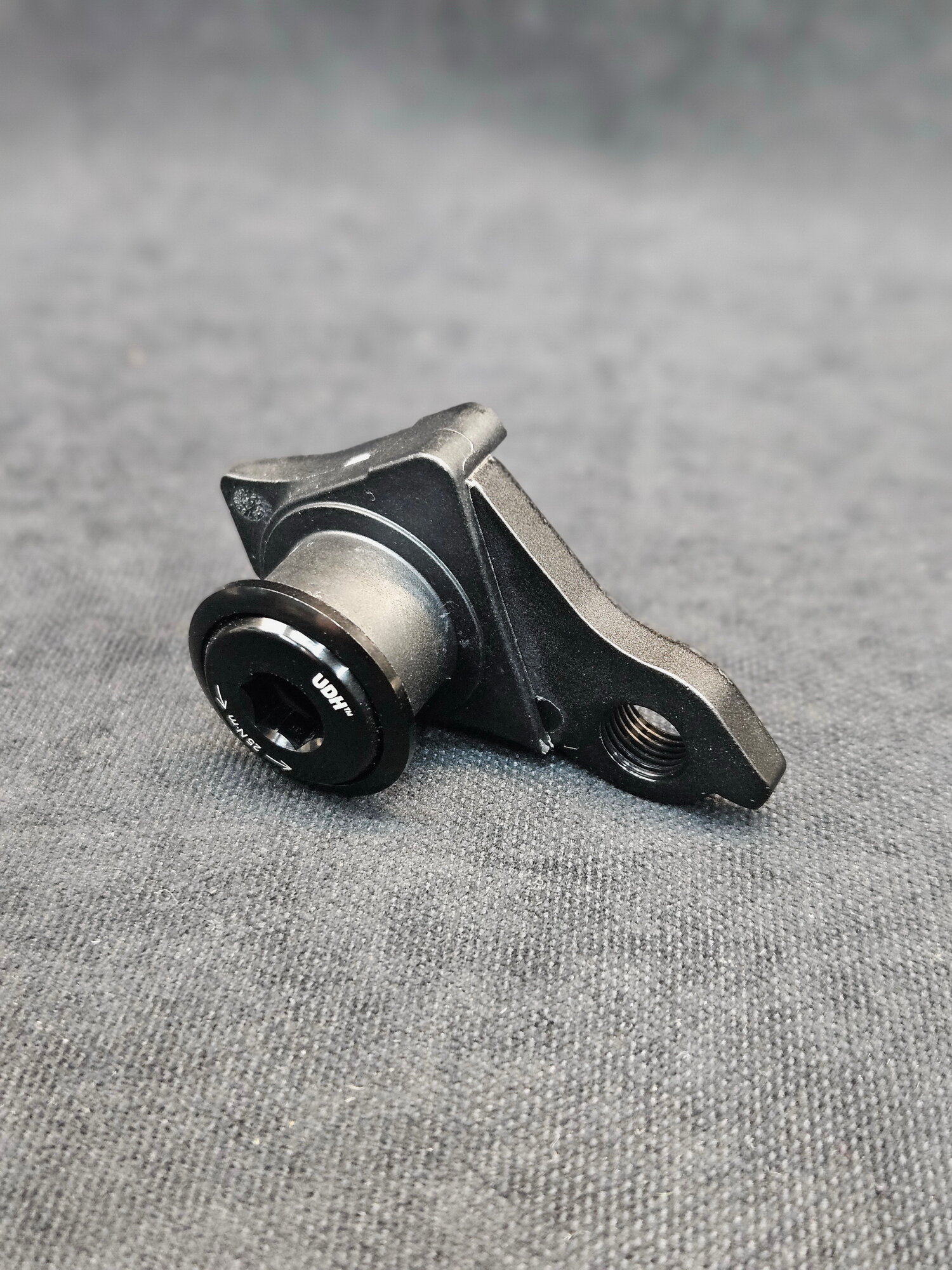 Кронштейн заднего переключателя (петух) SRAM UDH (Universal Derailleur Hanger), шаг резьбы для оси - 1мм, черный