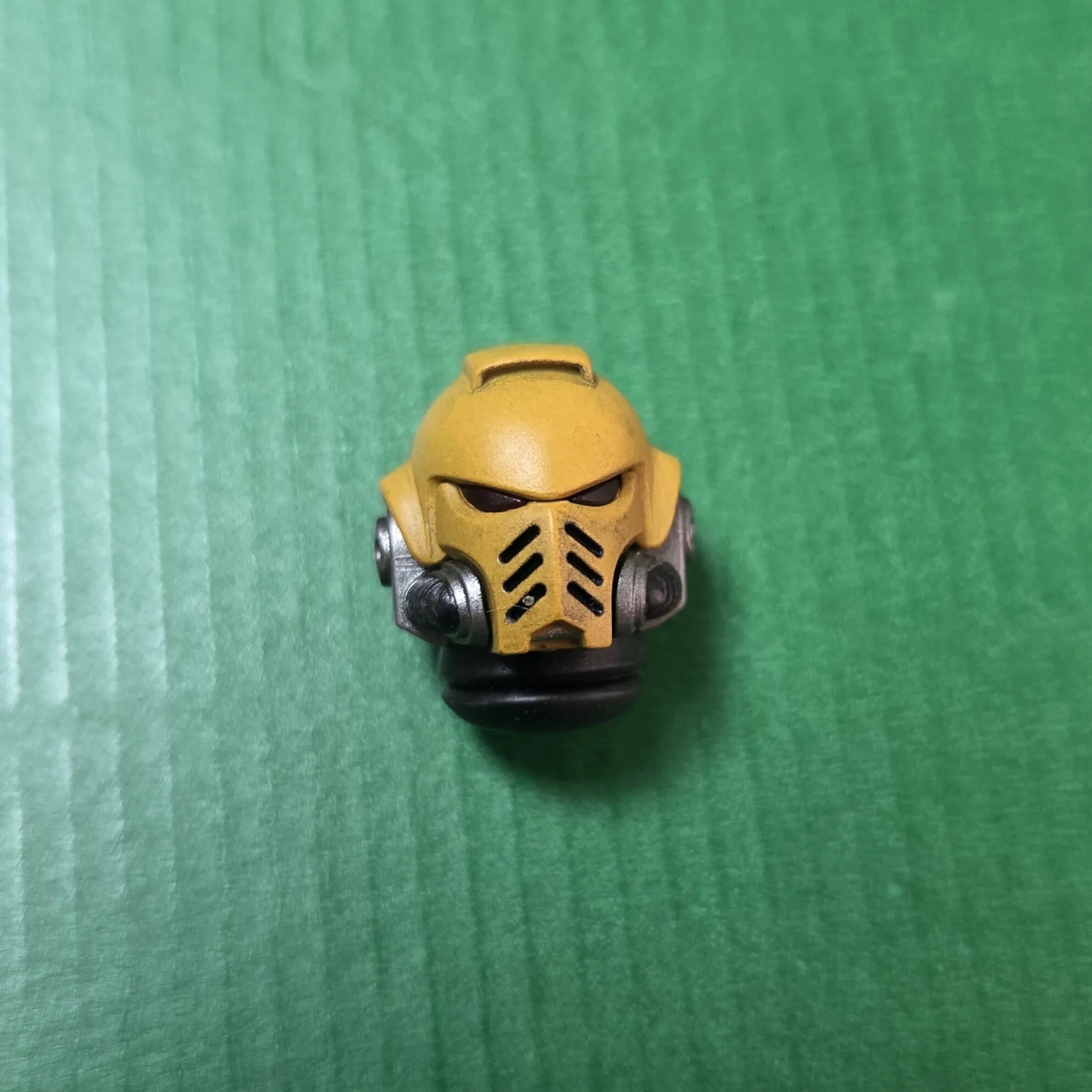 JOYTOY Warhammer 1/18 Голова Имперских Кулаков, Желтый
