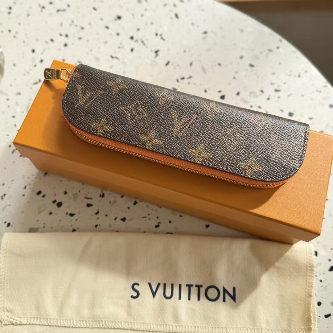 Пенал, похожий на те, что продаются в Louis Vuitton. Доступны различные варианты дизайна.