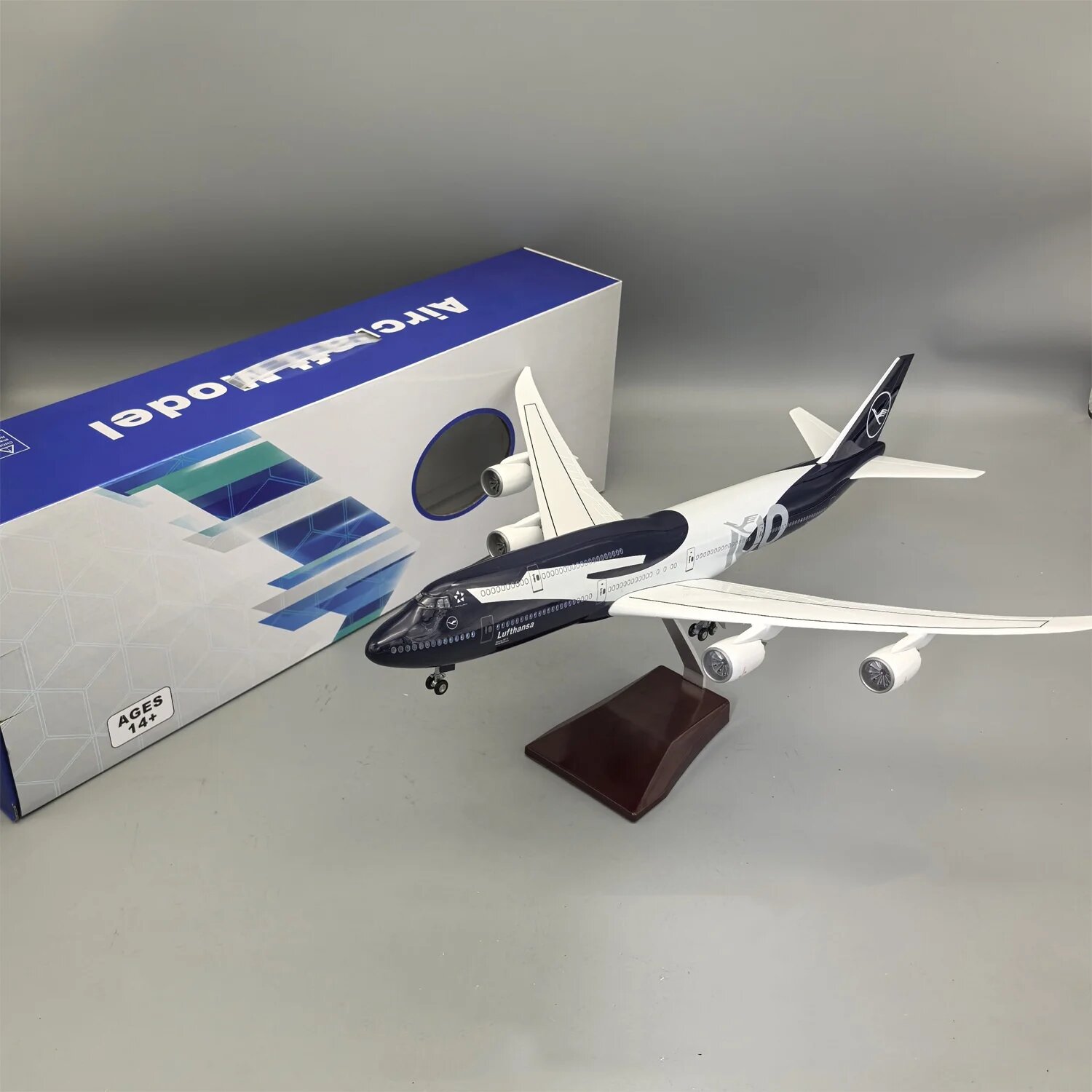 Модель самолета Lufthansa 747-8 пластиковая 1:160 с подсветкой 47см W LED