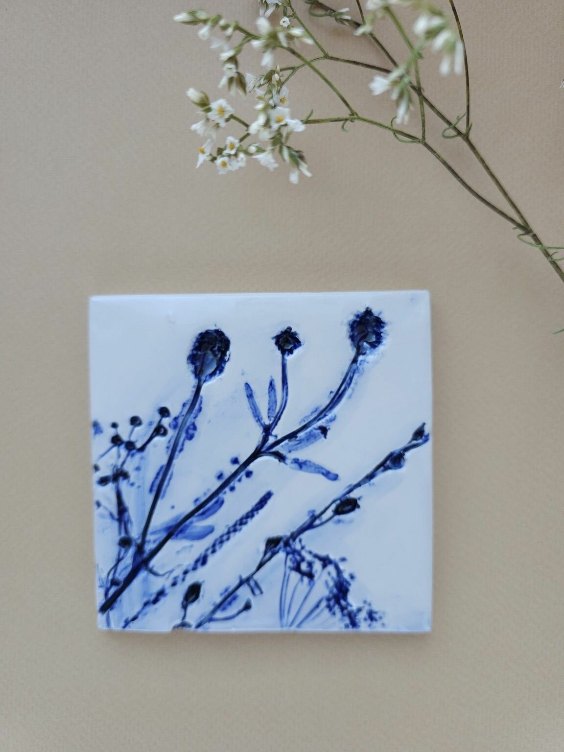 Ястребиночка (синяя). Цветы на белом. Панно, изразец, настенный декор, плакетка, украшение настенное интерьерное. Ярославская майолика. Керамика ручной работы. Сделано в России.
