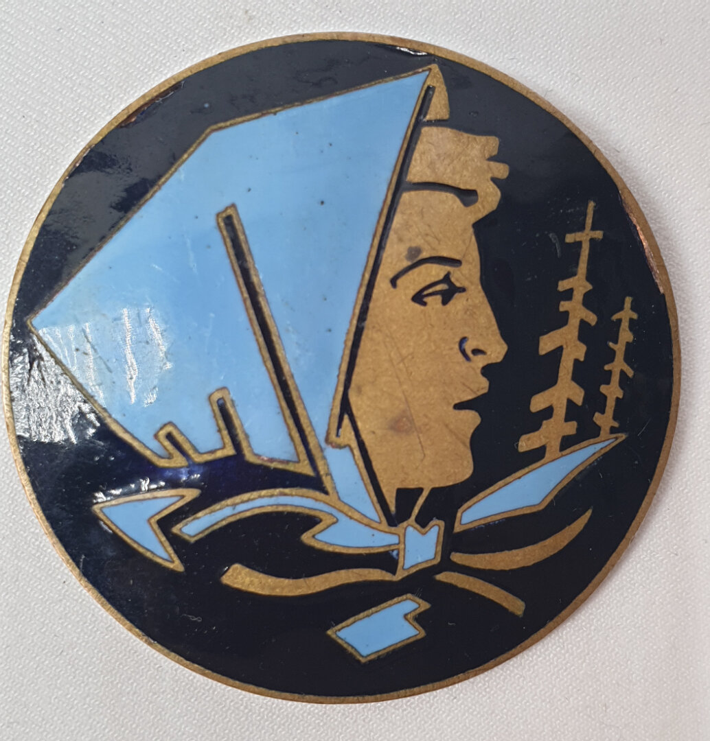 Винтажная брошь Работница, редкая раскраска, следы времени. СССР