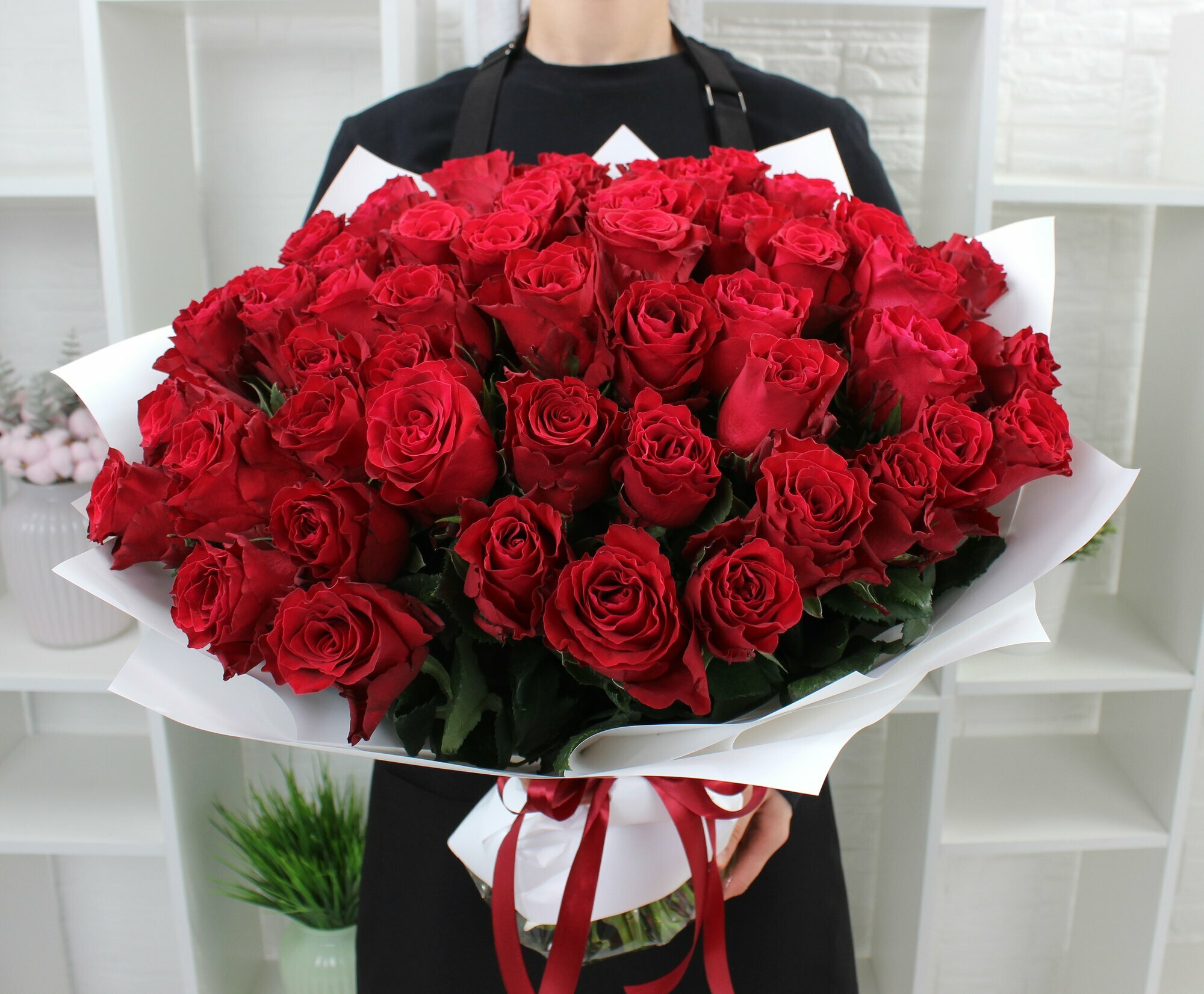 Монобукет THE FLOREAL красная роза 51 штука, высота 60 см, с бантом