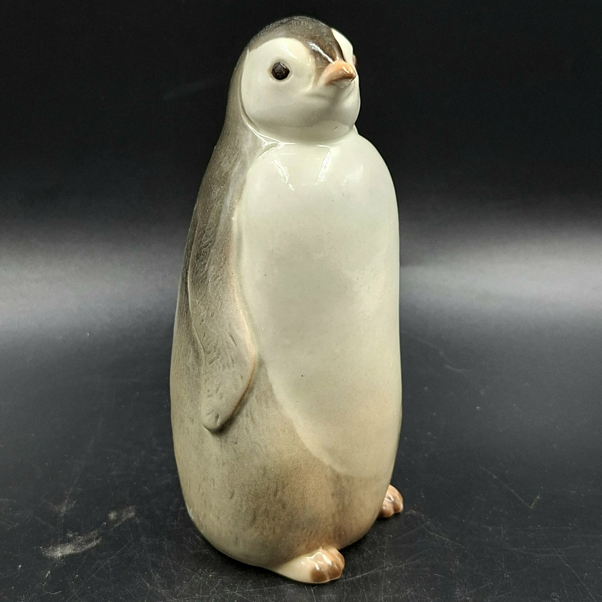Статуэтка "Пингвин", скульптор П. П. Веселов, фарфор, роспись, аэрография